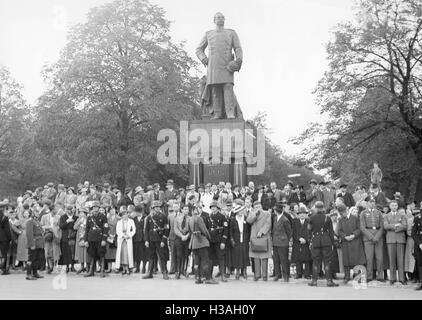 Crowd in front of the Kroll Opera House in Berlin, 1939 Stock Photo - Alamy