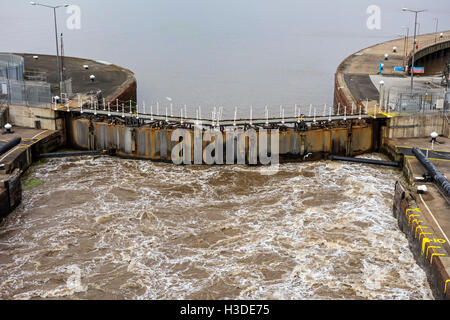 Closed lock gate of the King George Dock in the Port of Hull at ...