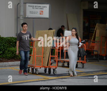 Coconut Creek, Florida, USA. 5th October, 2016. People stock up on ...