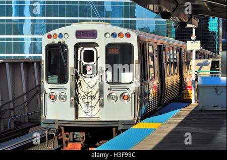 CTA rapid transit Pink Line elevated train in Chicago's Pilsen ...