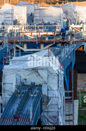 Grabow, Germany. 04th Oct, 2016. Fitters working on the new bridge for ...
