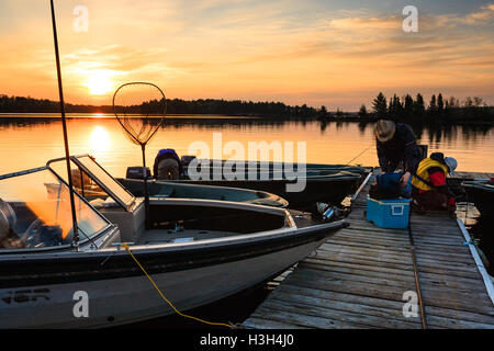 70/5000 Sunrise on the Cabonga Reservoir during a fishing activity ...