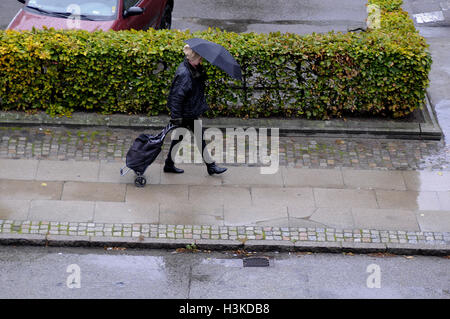 Copenhagen, Denmark. 10th Oct, 2016. Denmark Weather:People use ...