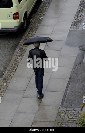 Copenhagen, Denmark. 10th Oct, 2016. Denmark Weather:People use ...