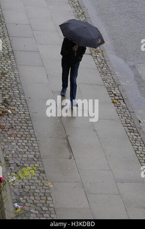 Copenhagen, Denmark. 10th Oct, 2016. Denmark Weather:People use ...
