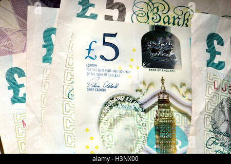 New (2016) British plastic £5 note showing security features ...