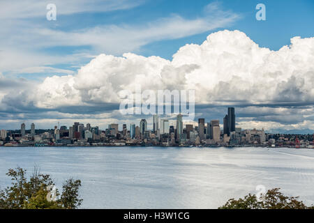 Billowing clouds hover over the Seattle skyline Stock Photo - Alamy