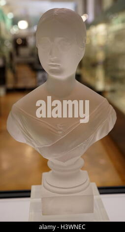 Glass Bust of Queen Victoria (1819-1901) Queen of the United Kingdom of ...