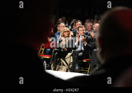 Emmanuel Macron (r) and his wife Brigitte Macron (l) attend the funeral ...