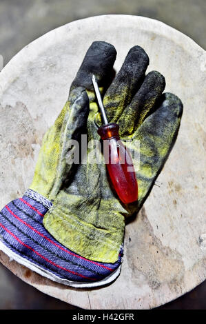 Hand in glove holding screwdriver Stock Photo - Alamy