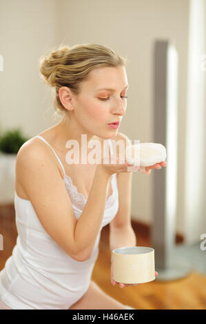 Woman holding powder box in hands and looking excited Stock Photo - Alamy