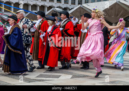 London Mayors Join In A Maypole Dance During The Pearly Kings and ...