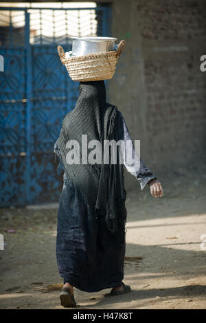 Egypt, woman in the Coptic village Garagos, to the north Luxor Stock ...