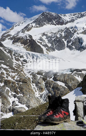 Alpine hut in front of glacier, Warnsdorfer Huette, Krimmler Kees ...