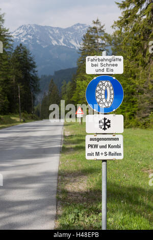 Signs in German warn drivers that snowchains are needed Stock Photo - Alamy