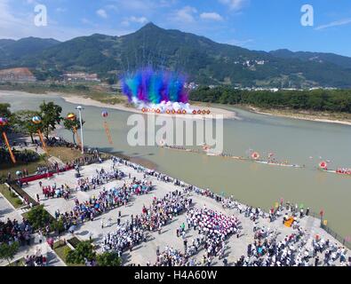 Fu'an, China's Fujian Province. 15th Oct, 2016. Tourists watch a Stock ...