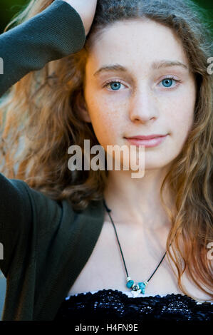 teen girl outdoors in fall Stock Photo - Alamy