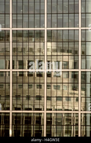 The Thomson Reuters Building, 30 South Colonnade, Canary Wharf, London ...