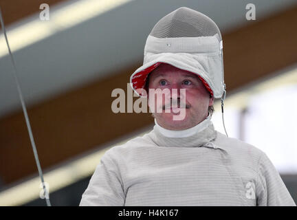 (dpa) - German foil fencers Peter Joppich (Koblenz), Dominik Behr ...