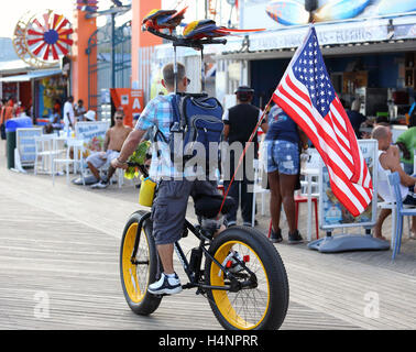 Boardwalk performer Coney island Brooklyn new York City Stock Photo - Alamy
