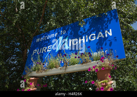 Welcome to Michigan Sign State Border US Pure Stock Photo - Alamy