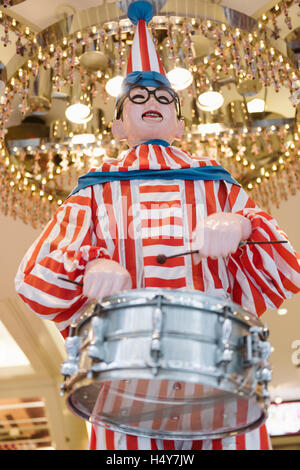 Kuidaore Taro: In front of Cui-daore is a mechanical drum-playing clown ...
