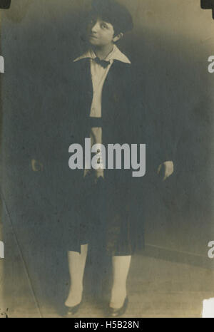 Molly Picon, a famous Jewish actress and singer, visits a veterans ...