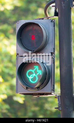 Cool green signals at Trafalgar Square in London Stock Photo - Alamy