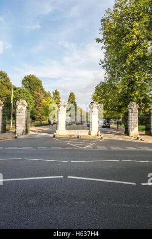 Old College Gate entrance and Dulwich College chapel buildings from ...