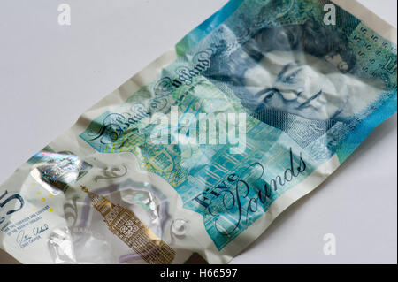 crumpled up new five pound note Stock Photo - Alamy