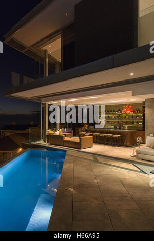 Modern luxury home showcase bar Stock Photo - Alamy