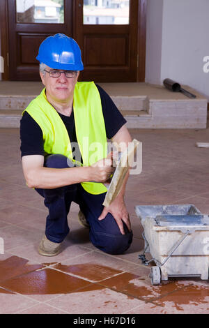 bricklayer cleaning the floor Stock Photo - Alamy