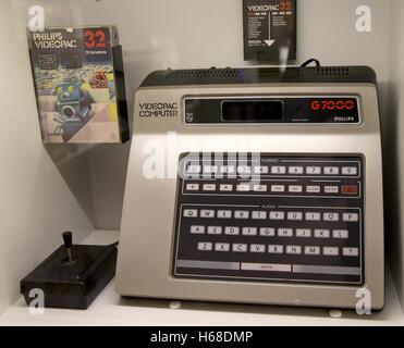 Videopac Computer, Philips G7000 at Video game console's Museum on ...