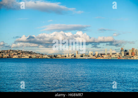 A view of the Seattle skyline with billowing clouds overhead Stock ...