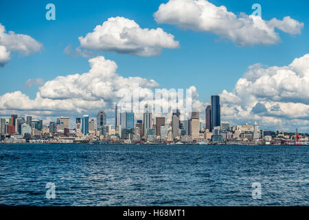 A view of the Seattle skyline with billowing clouds overhead Stock ...