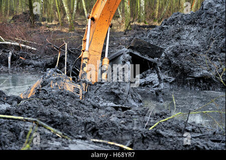 Mechanical digger stuck in mud Stock Photo - Alamy