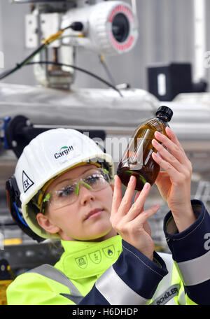 Barby, Germany. 27th Oct, 2016. Cargill employees Stefanie Schueler and ...