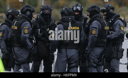 Members of the Garda Emergency Response Unit and Regional Armed Support ...