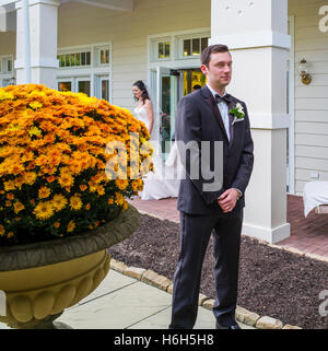Bride and Groom Arriving at Their wedding Stock Photo - Alamy