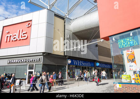 Entrance to The Malls shopping centre by Basingstoke Station Stock ...