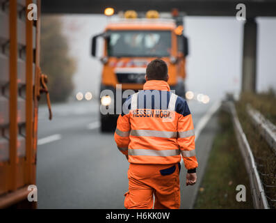 Giessen, Germany. 17th Oct, 2016. Road maintenance worker Brian Zutz ...
