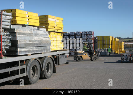 forklift loading a flat bed truck Stock Photo - Alamy