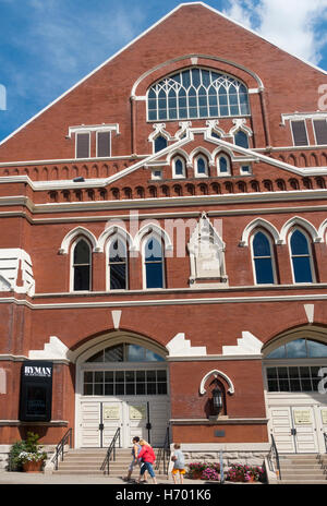 Statue of Thomas Ryman outside of the Ryman auditorium in Nashville ...