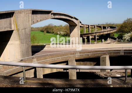 "Curly-wurly" bridge across the M4 motorway near Swindon Stock Photo ...