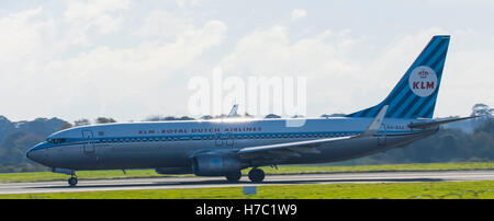 A KLM 737 aircraft in retro livery seen at Edinburgh Airport Stock ...