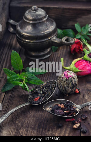 Tea leaves Tea leaves in nature Deep green Stock Photo - Alamy
