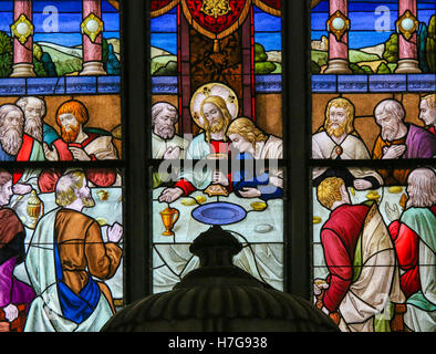 Jesus breaking bread as a symbol of Communion Stock Photo - Alamy