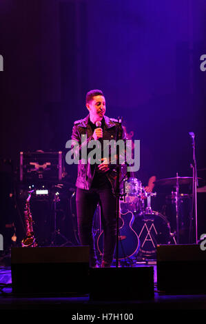 Liverpool, UK. 4th November 2016. Singer, Max Restaino and his band ...