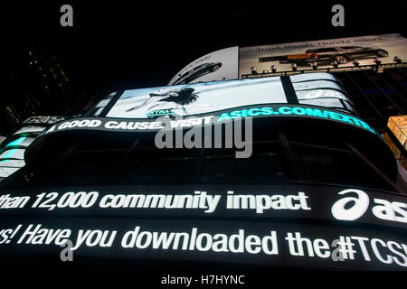 Times Square news ticker, scrolling headlines in New York City Stock ...