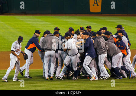 Detroit Tigers players celebrate after winning Game 3 of the American ...